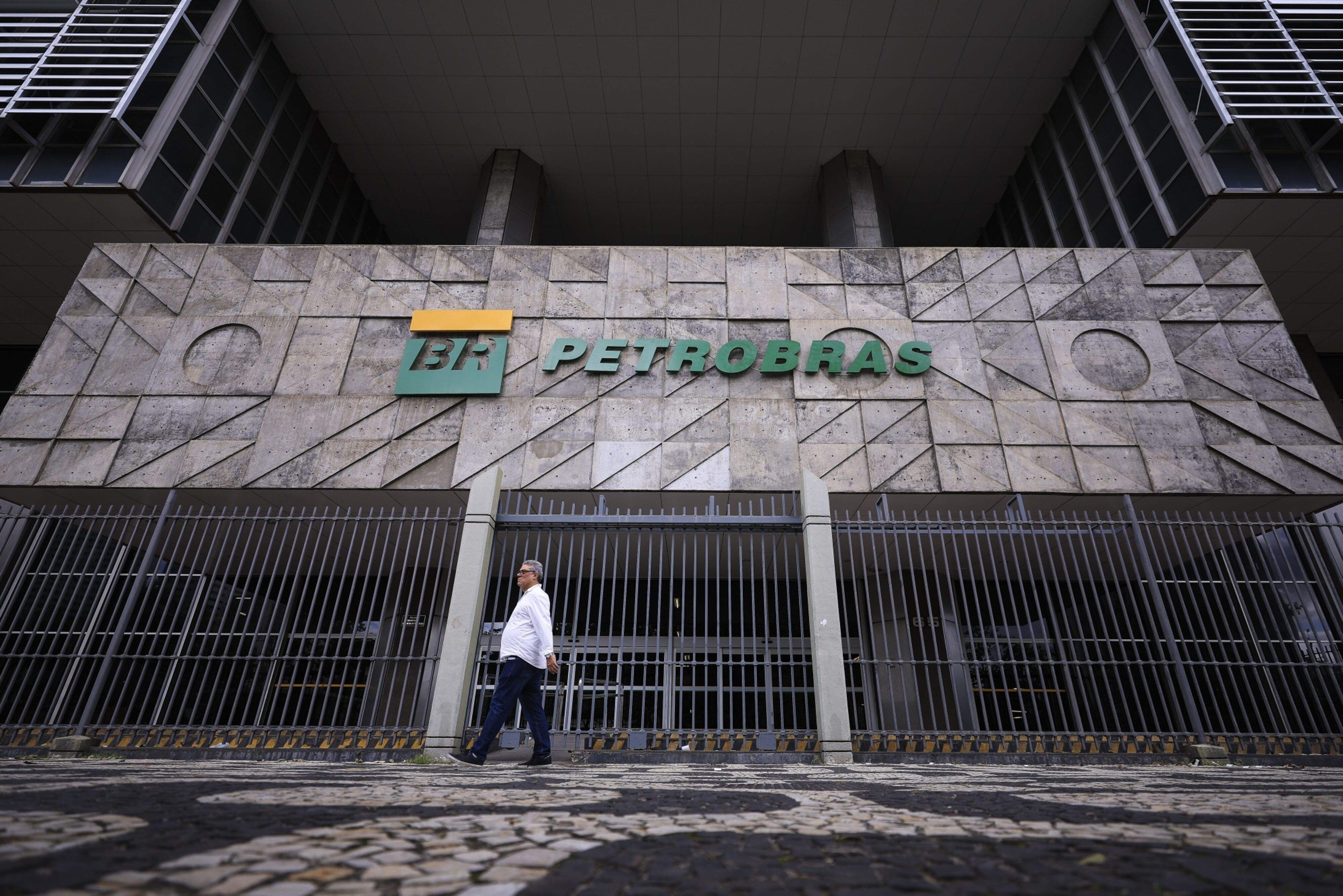 Petrobras shares swing “wildly” amidst reports that CEO Jean Paul ...