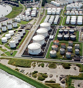 Oil extending losses after surprise U.S. stockpile increase