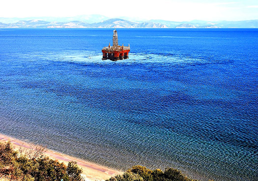 Offshore potable water production from subsea karstic aquifers